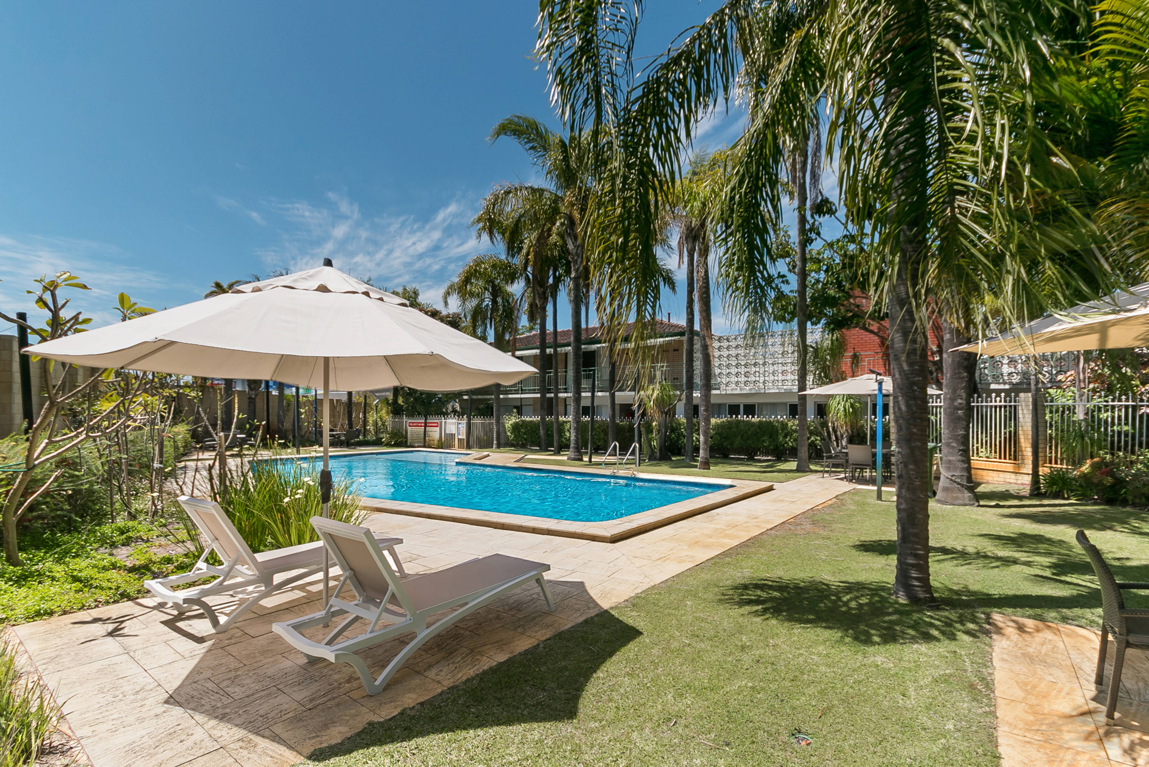 Great Eastern Motor Lodge & Flag Motor Lodge, 129 Great Eastern Highway ...